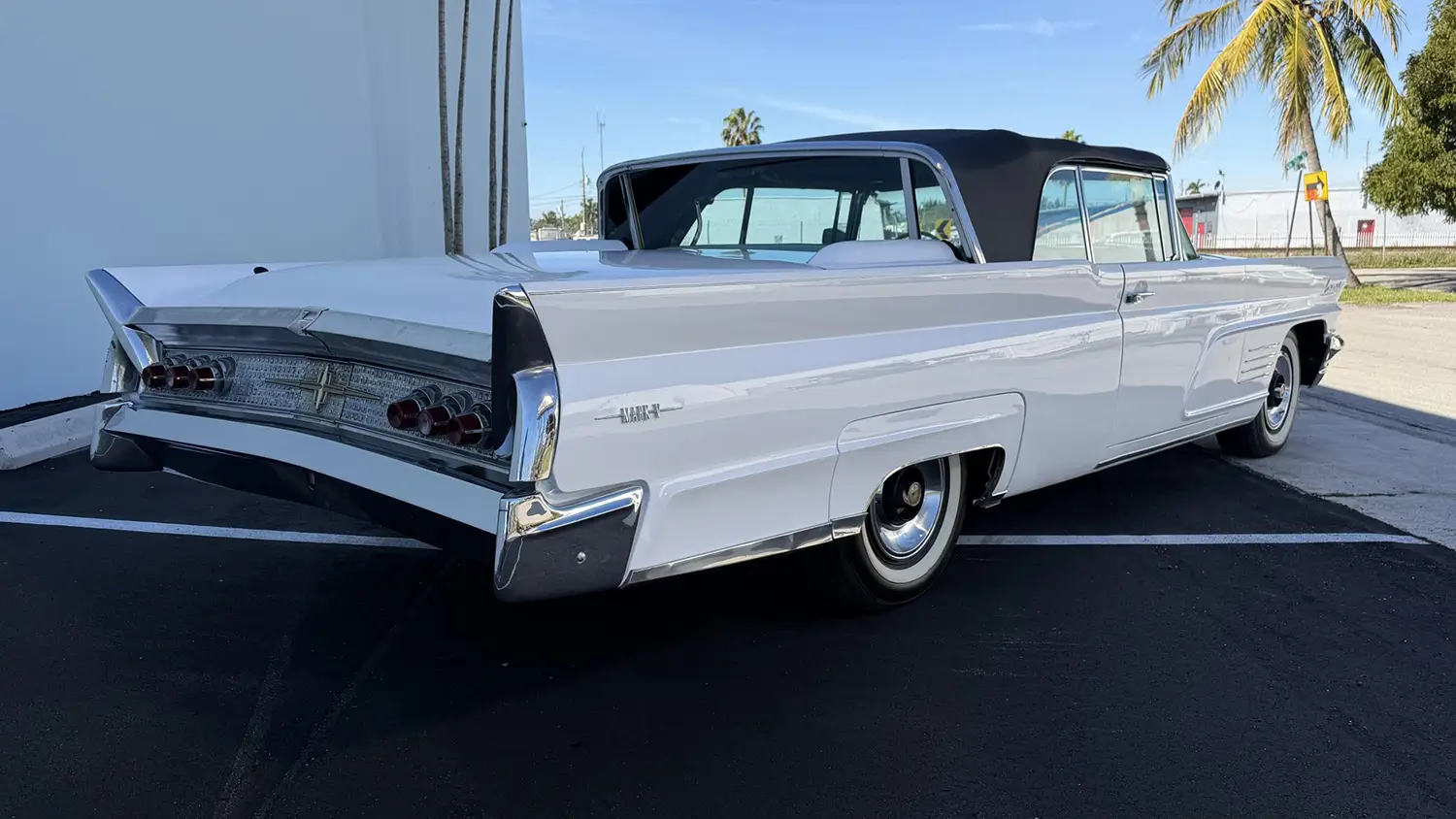 Mid-Century Majesty: This 1960 Lincoln Continental Mark V | en.wheelz.me