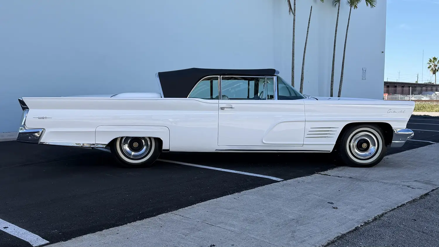 Mid-Century Majesty: This 1960 Lincoln Continental Mark V | en.wheelz.me