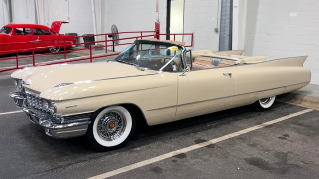 Pale Elegance: The Majestic 1960 Cadillac Convertible Story | en.wheelz.me